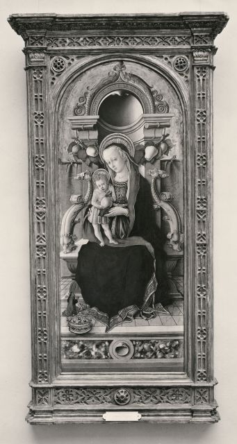 FONDAZIONE ZERI | ONLINE CATALOGUES : Crivelli Carlo, Madonna con Bambino in trono e donatore